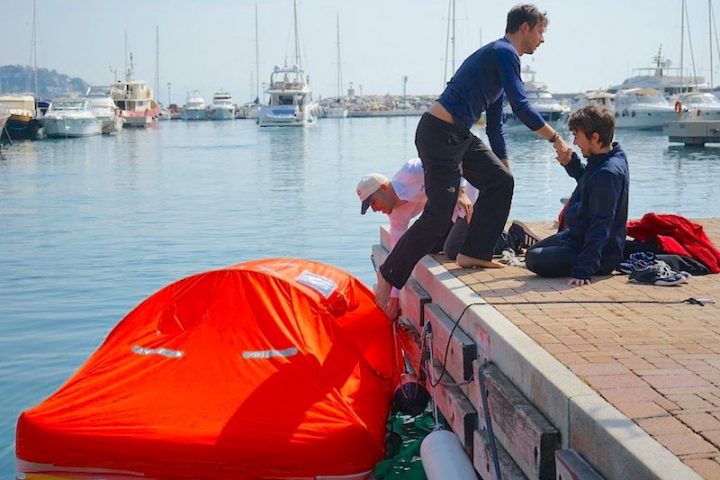 Test: 20 hours on board a life raft | Yachting News