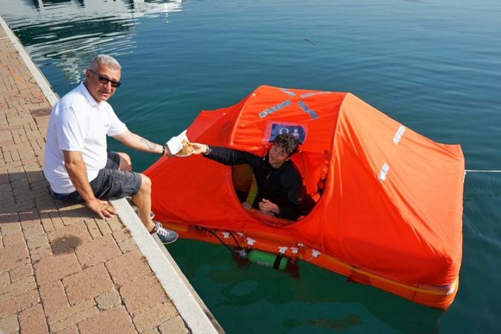 Test: 20 hours on board a life raft | Yachting News