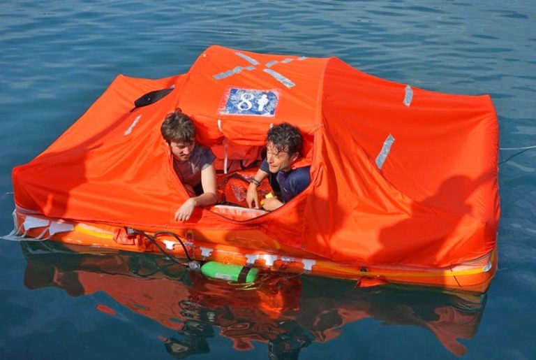 Test: 20 hours on board a life raft | Yachting News