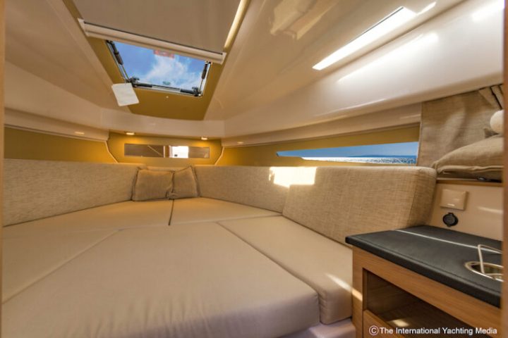 Flipper 900 ST: a small cabin cruiser with extraordinary qualities ...