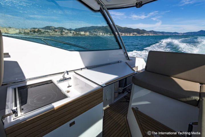 Flipper 900 ST: a small cabin cruiser with extraordinary qualities ...