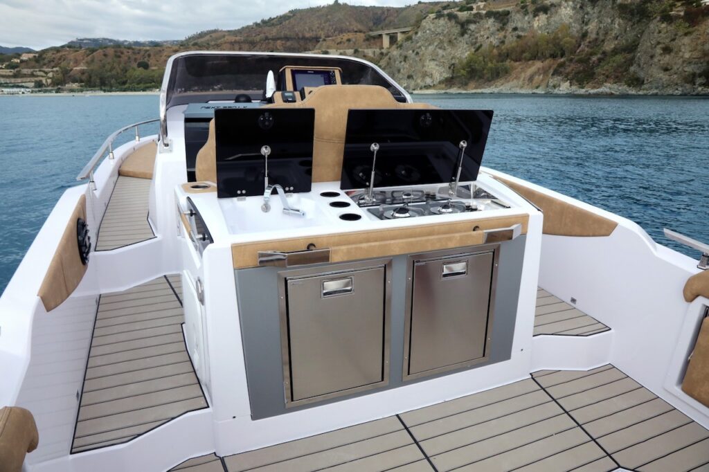 Ranieri International Next 330 LX Sea Trial | Yachting News