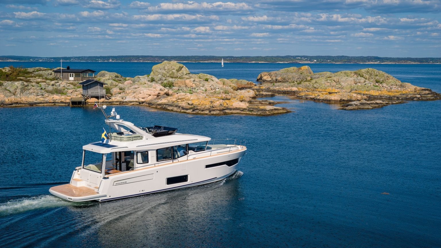 Nimbus 495 Flybridge: an out-of-the-ordinary explorer yacht on test ...