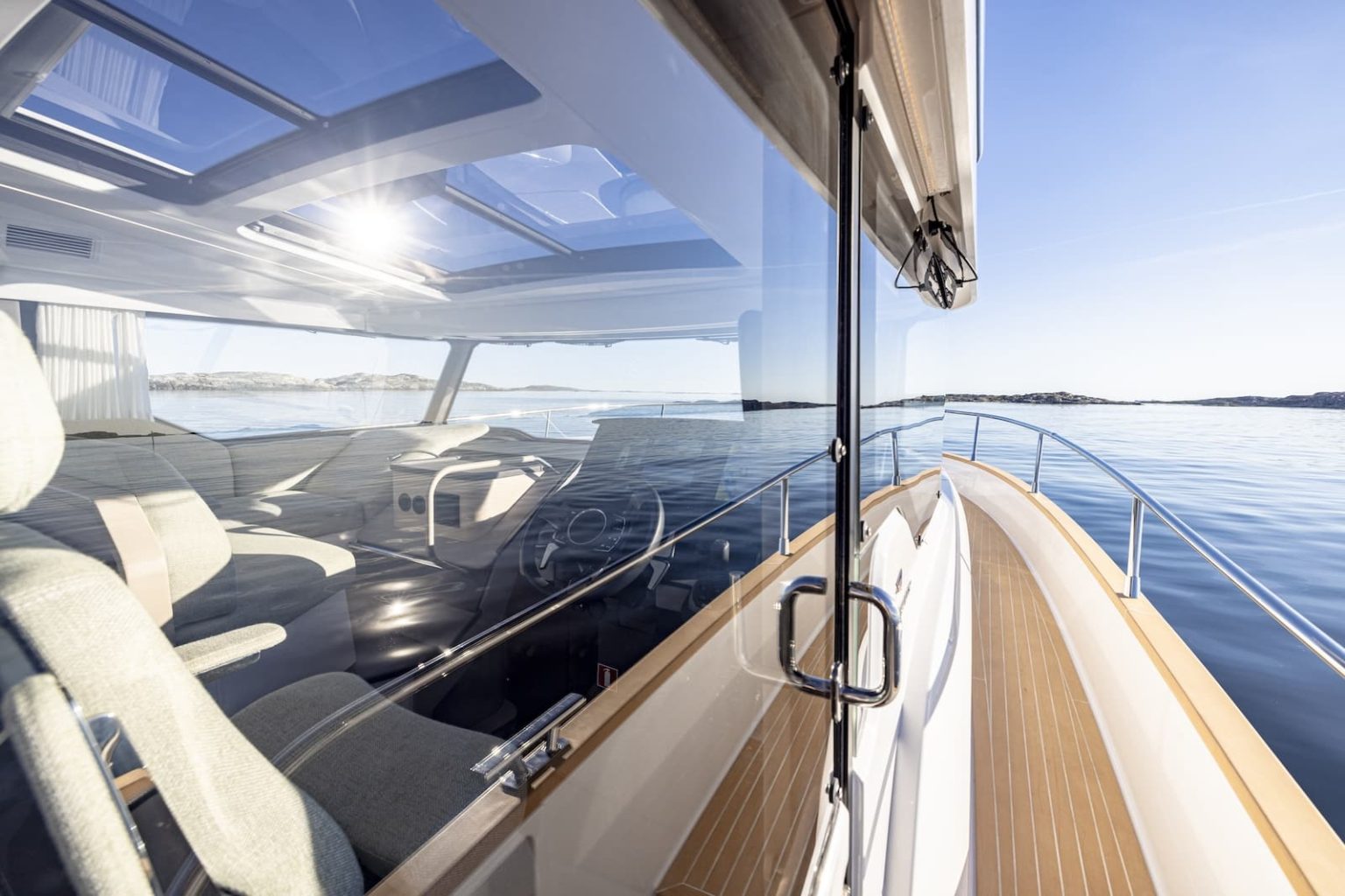 Nimbus 495 Flybridge: an out-of-the-ordinary explorer yacht on test ...
