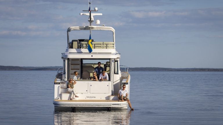 Nimbus 495 Flybridge: an out-of-the-ordinary explorer yacht on test ...