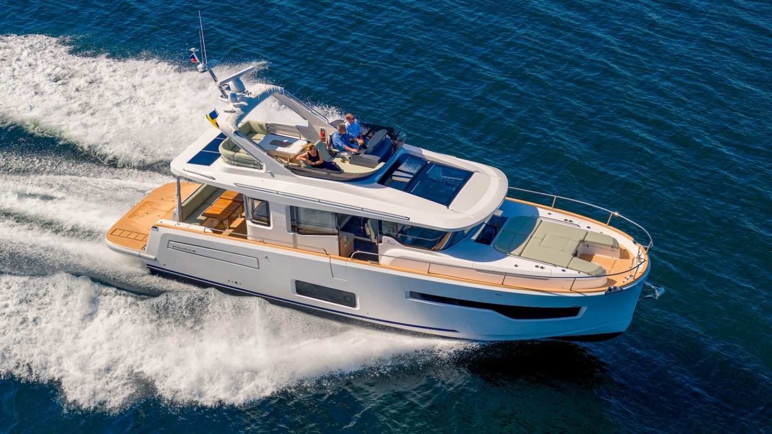 Nimbus 495 Flybridge: an out-of-the-ordinary explorer yacht on test ...