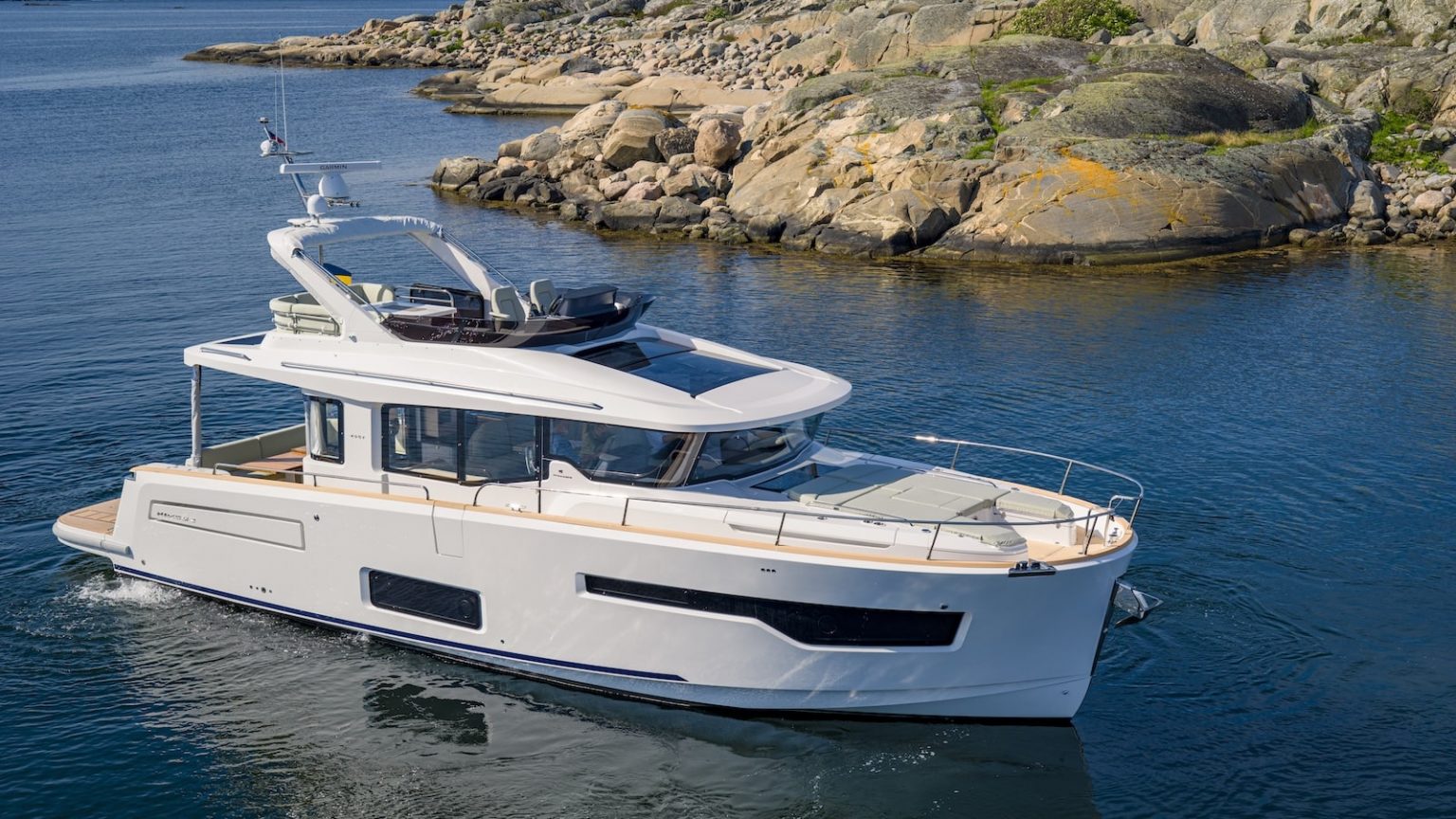 Nimbus 495 Flybridge: an out-of-the-ordinary explorer yacht on test ...