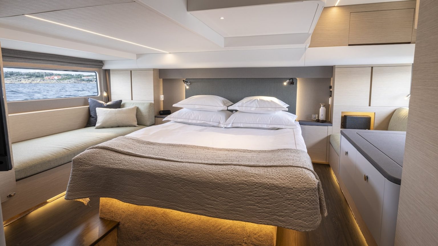 Nimbus 495 Flybridge: an out-of-the-ordinary explorer yacht on test ...