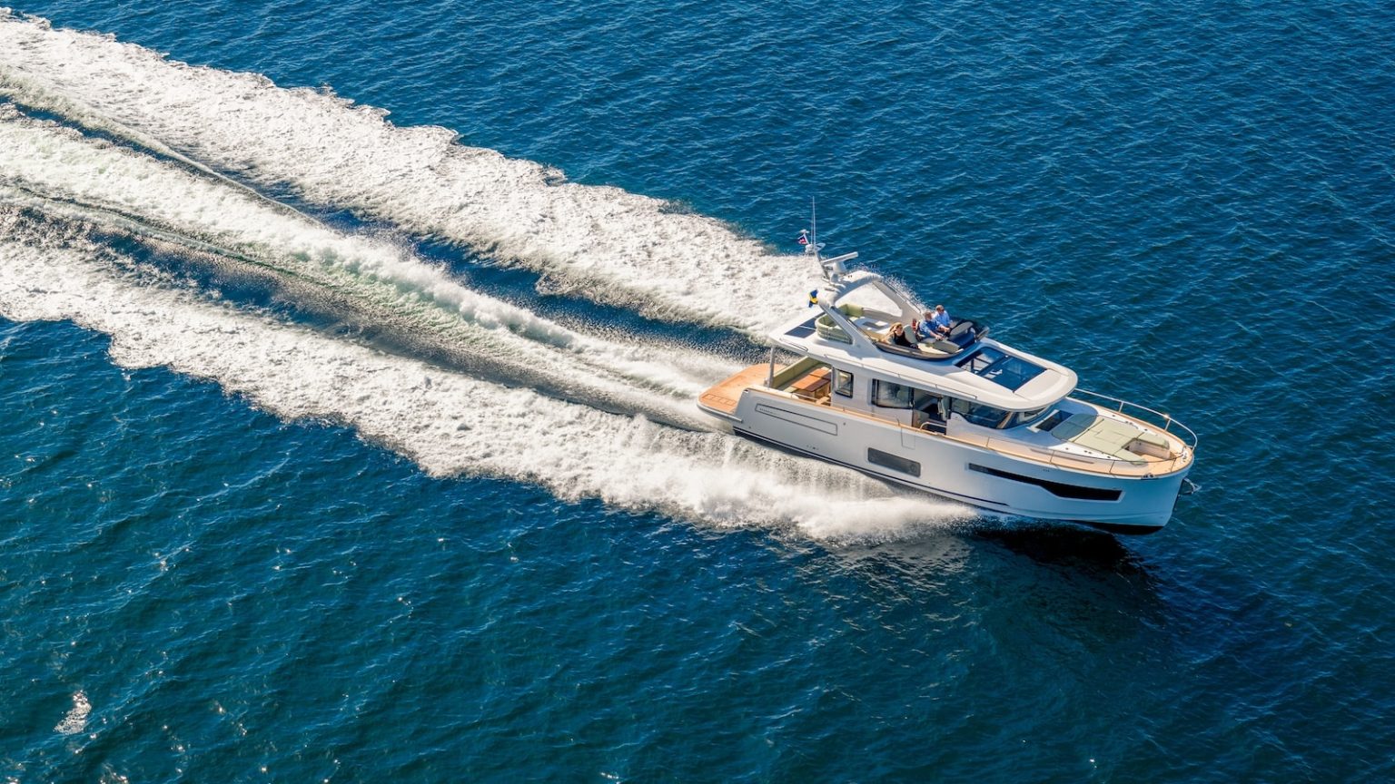 Nimbus 495 Flybridge: an out-of-the-ordinary explorer yacht on test ...