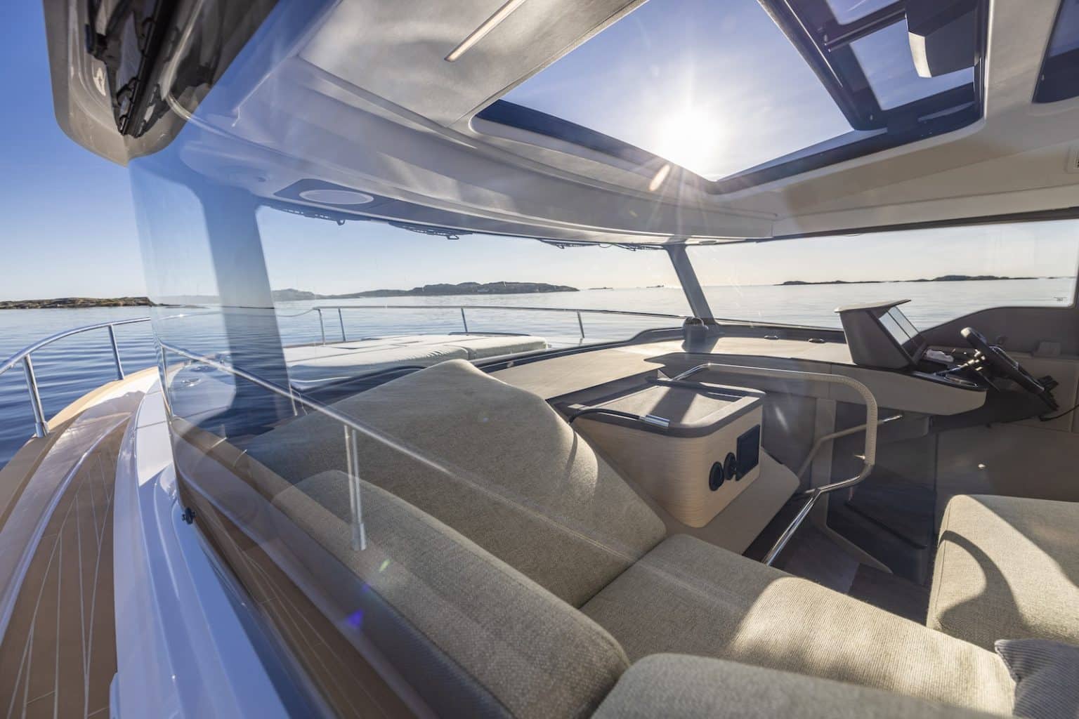 Nimbus 495 Flybridge: an out-of-the-ordinary explorer yacht on test ...