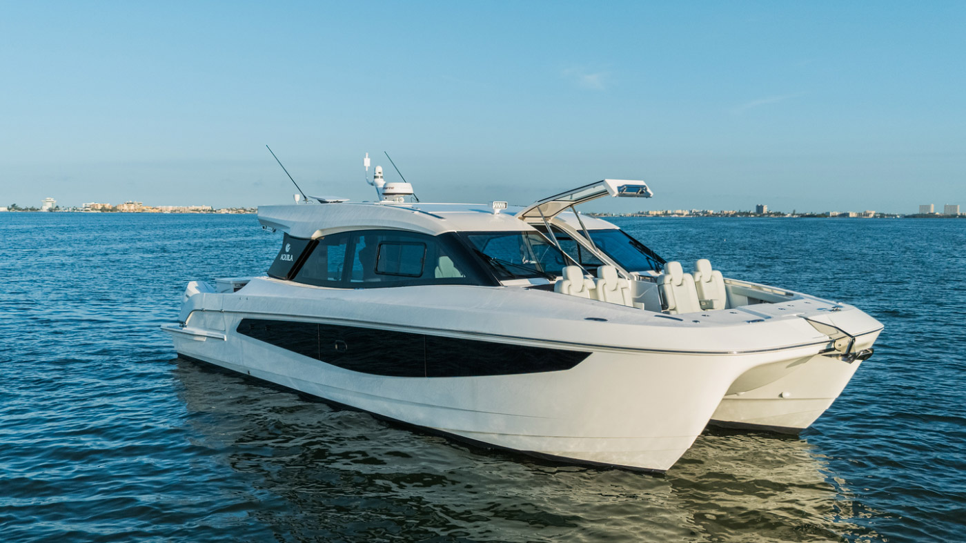 L'Aquila 42 Coupe fait ses débuts au Boot : un catamaran à moteur ...