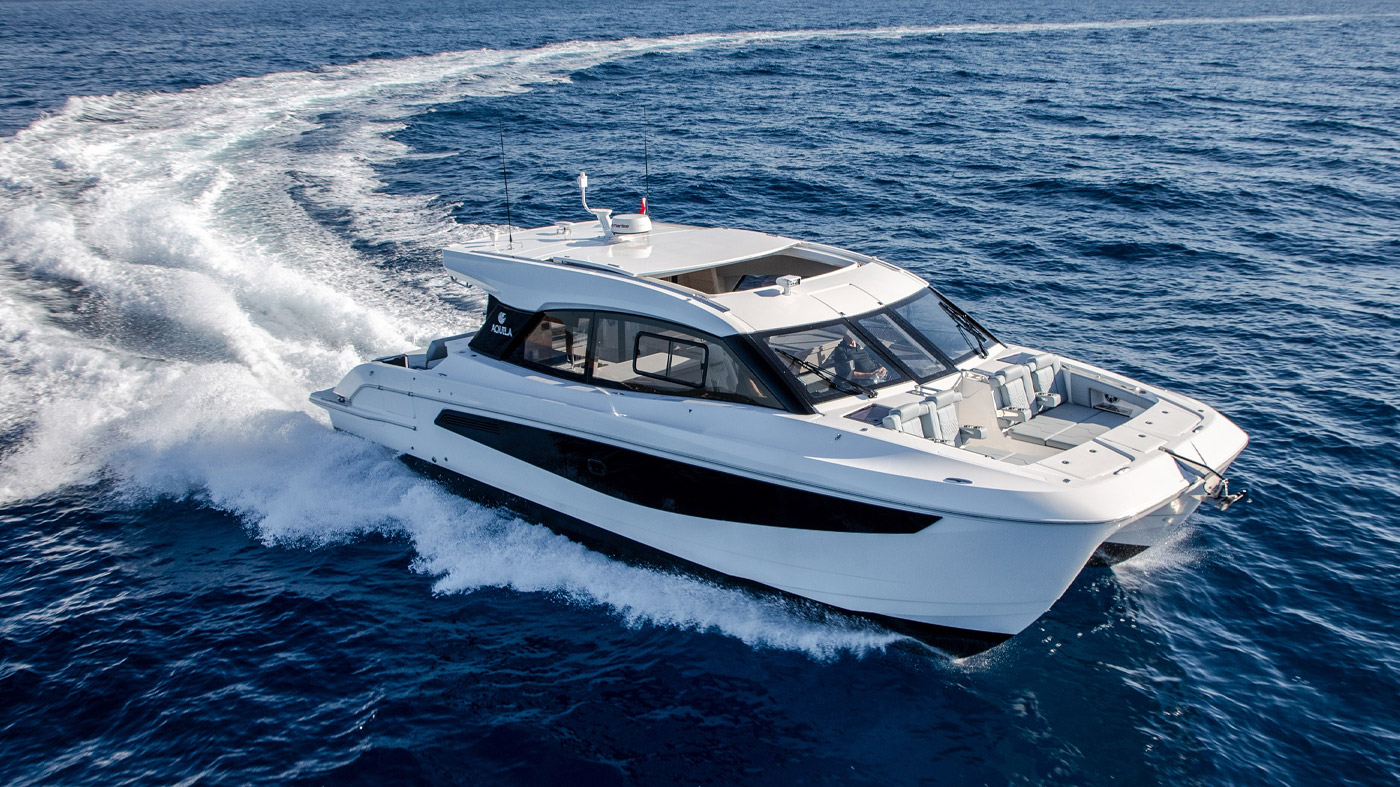 L'Aquila 42 Coupe fait ses débuts au Boot : un catamaran à moteur ...