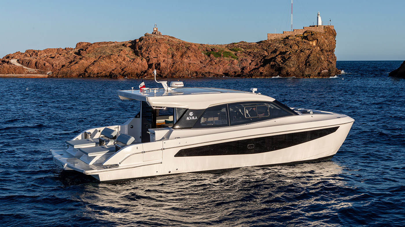 L'Aquila 42 Coupe fait ses débuts au Boot : un catamaran à moteur ...